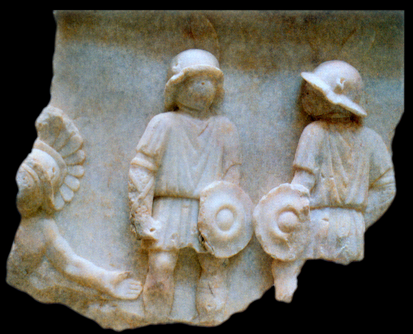 Relieve romano representando a dos gladiadores | Artehistoria.com
